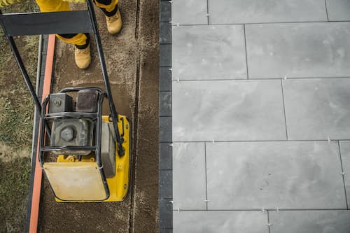 Les meilleurs matériaux pour un pavage de cour élégant et résistant